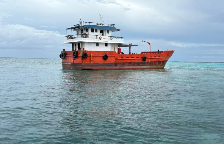 Efforts underway to refloat grounded FSM fuel barge on Nilandhoo reef